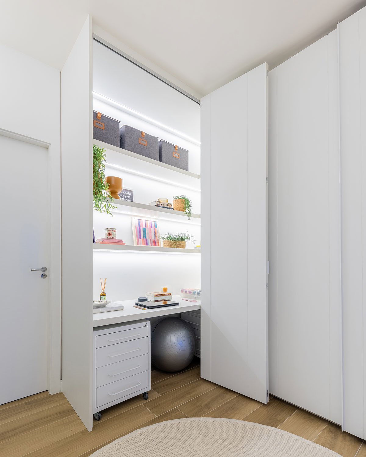 Cloffice: o que é e como montar closet com escritório