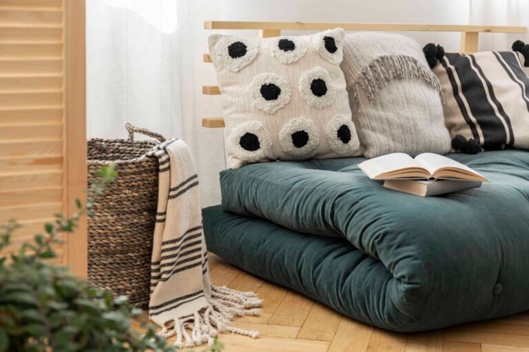 Futon: o que é e como usá-los na decoração - Portal Loft